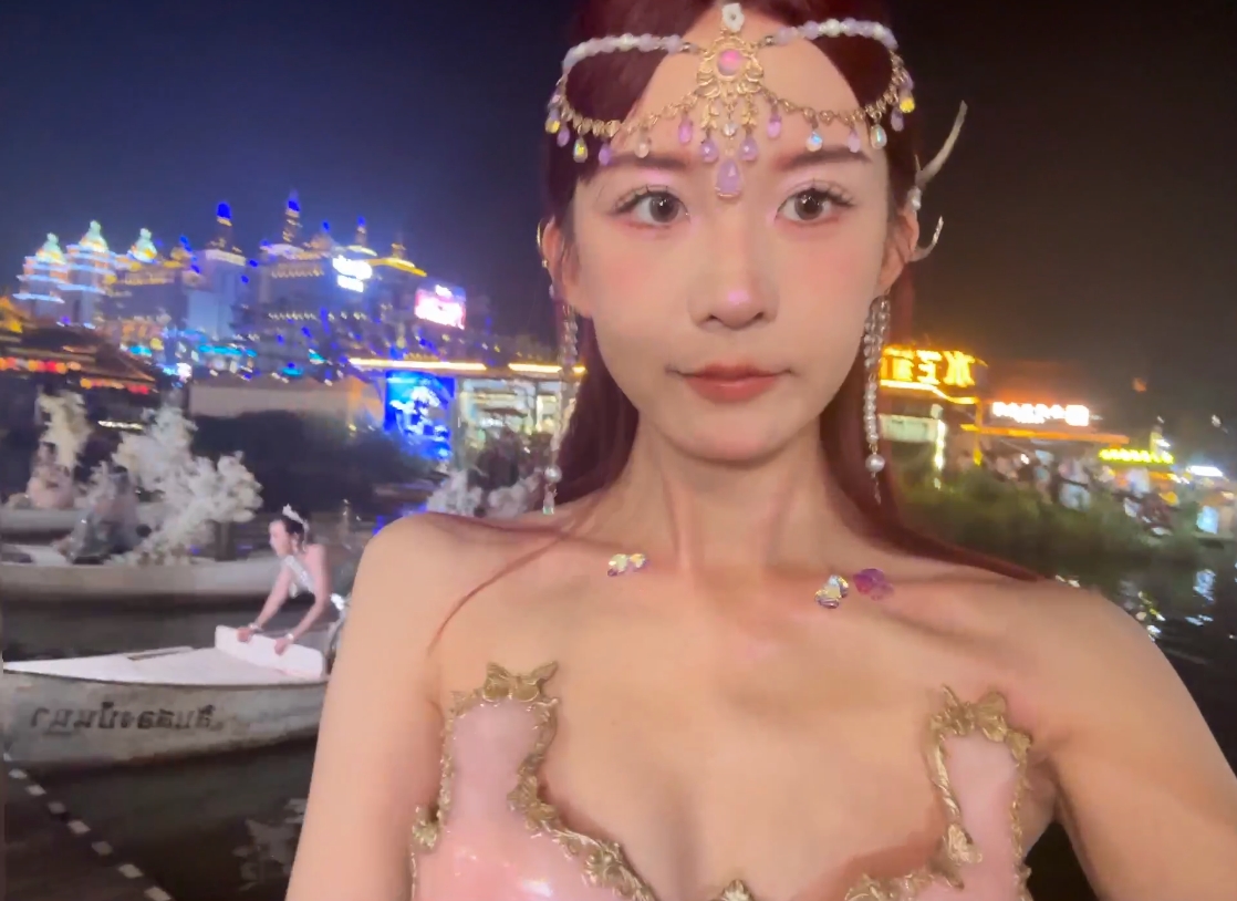 LPL解说瞳夕晒照：云南之旅，COS美人鱼🧜‍水中出浴-直播吧