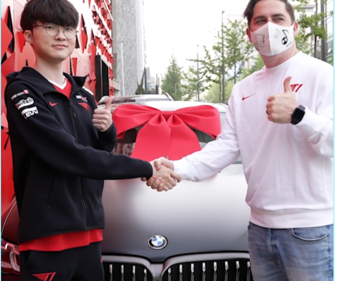 这下宝马奔驰都有了！近年Faker连续被赞助商赠送了三辆百万豪车-直播吧