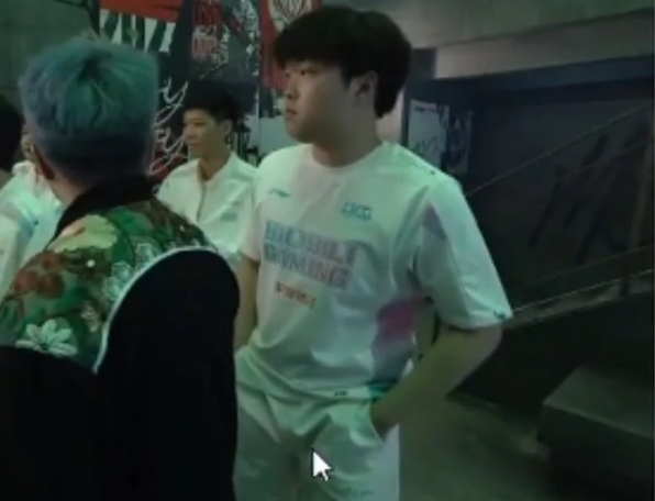 你说的是哪个身高？Doinb化身观鸟者：Bin哥好大啊！不公平！-直播吧