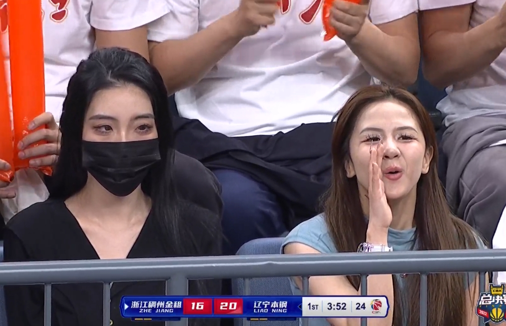 CBA总决赛G1 场边美女球迷抢镜-直播吧