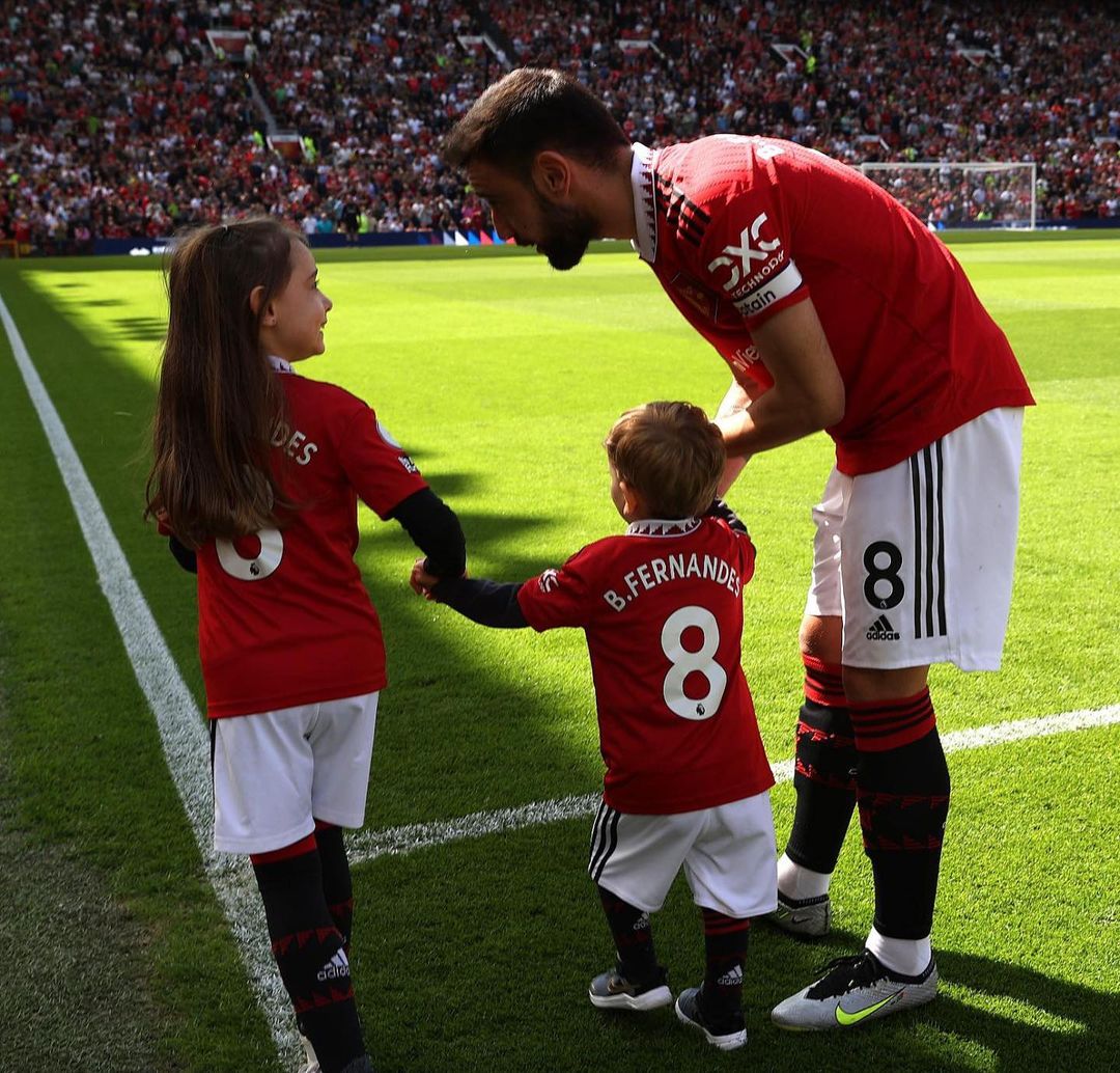 感受梦剧场氛围！B费战狼队前带上球场的两个球童是自己的孩子-直播吧