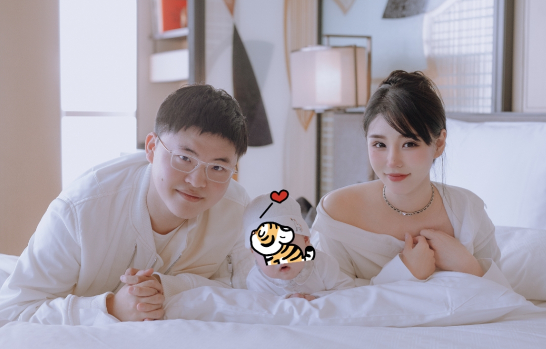 Uzi送妻子母亲节礼物：一大早出门说有事 原来是给我挑花去了-直播吧