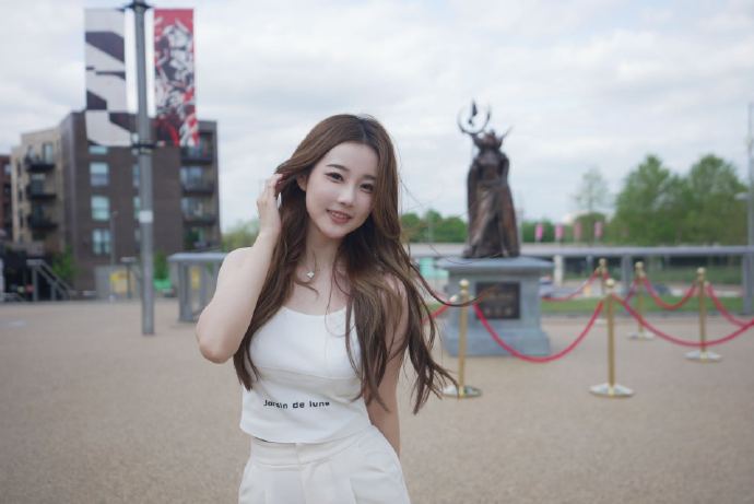 解说Kitty晒照：现场直击！赛场的气氛真的太棒了-直播吧