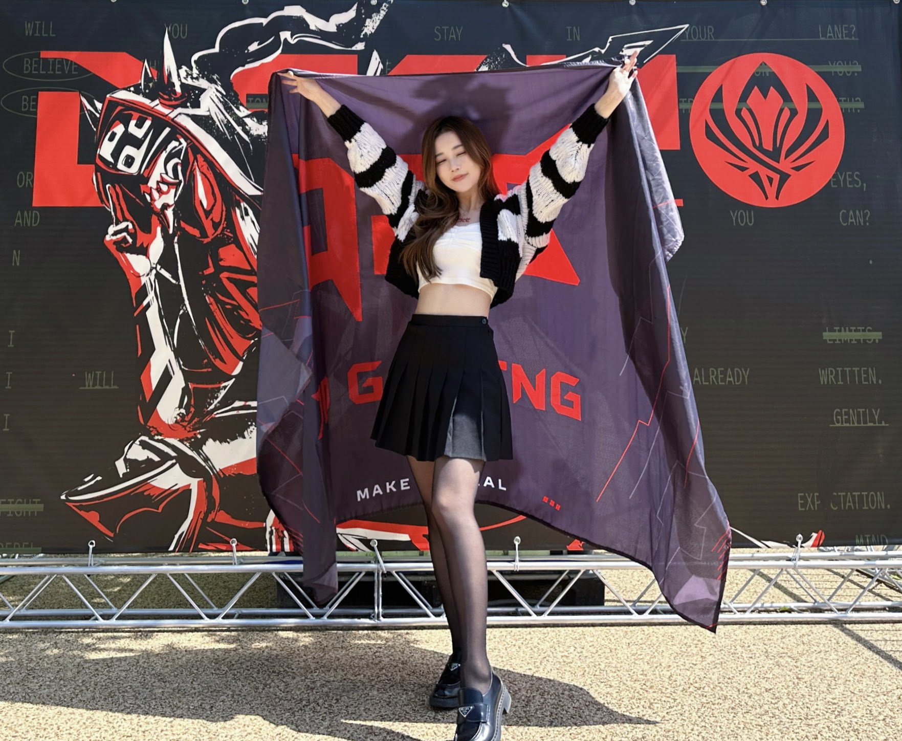 解说Kitty身着短裙黑丝😍手举京东队旗为JDG应援：京东加油！-直播吧