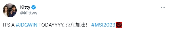 解说Kitty身着短裙黑丝😍手举京东队旗为JDG应援：京东加油！-直播吧