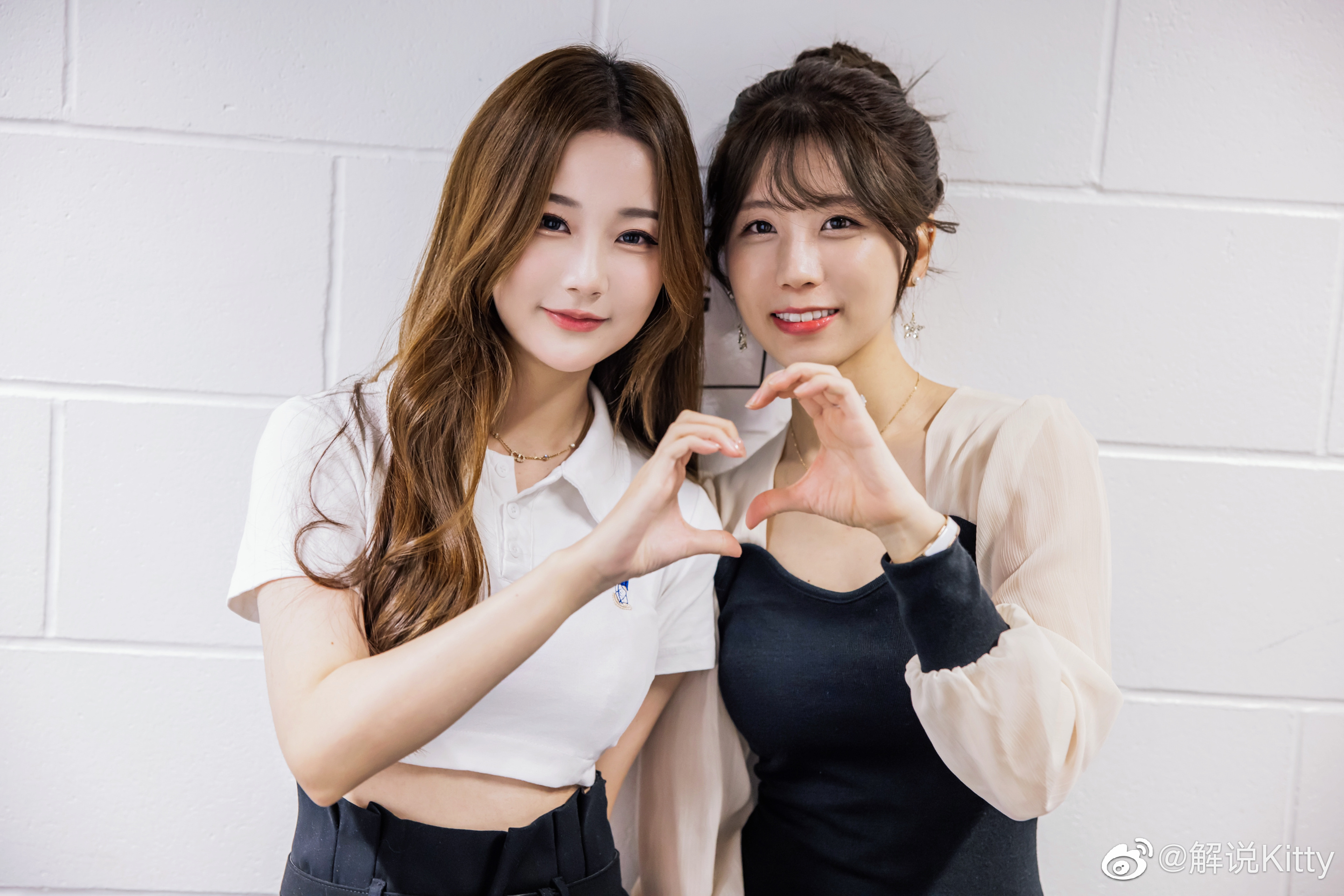 美女解说Kitty晒照：胸前JDG纹身贴醒目 与knight合照开怀大笑-直播吧