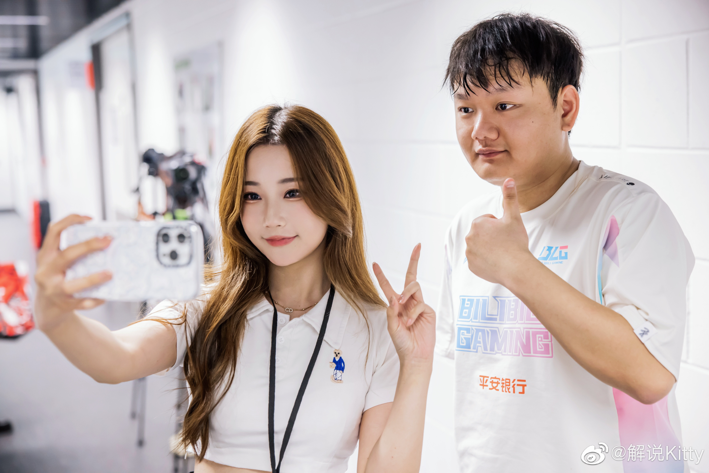 美女解说Kitty晒照：胸前JDG纹身贴醒目 与knight合照开怀大笑-直播吧