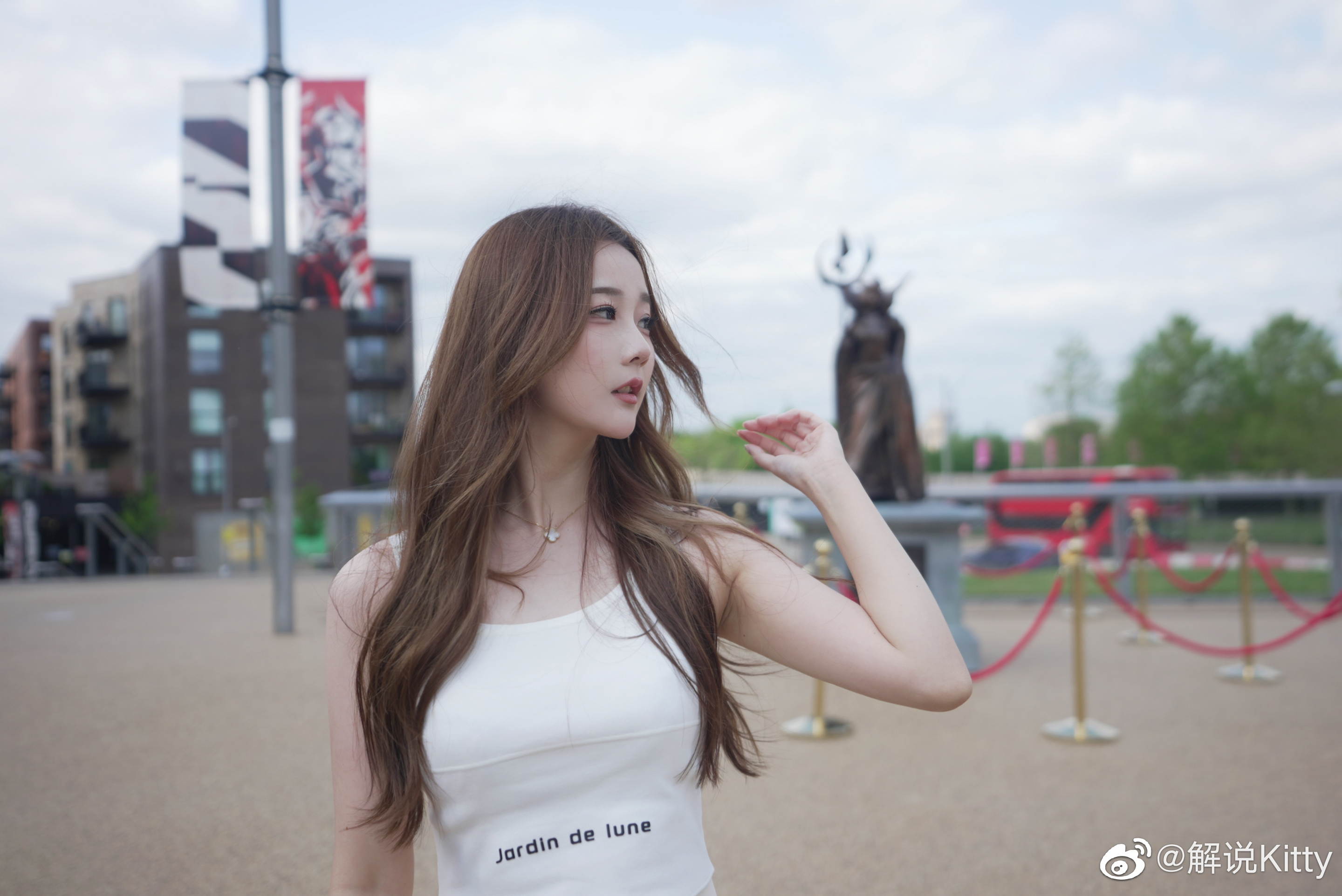 美女解说Kitty晒照：胸前JDG纹身贴醒目 与knight合照开怀大笑-直播吧