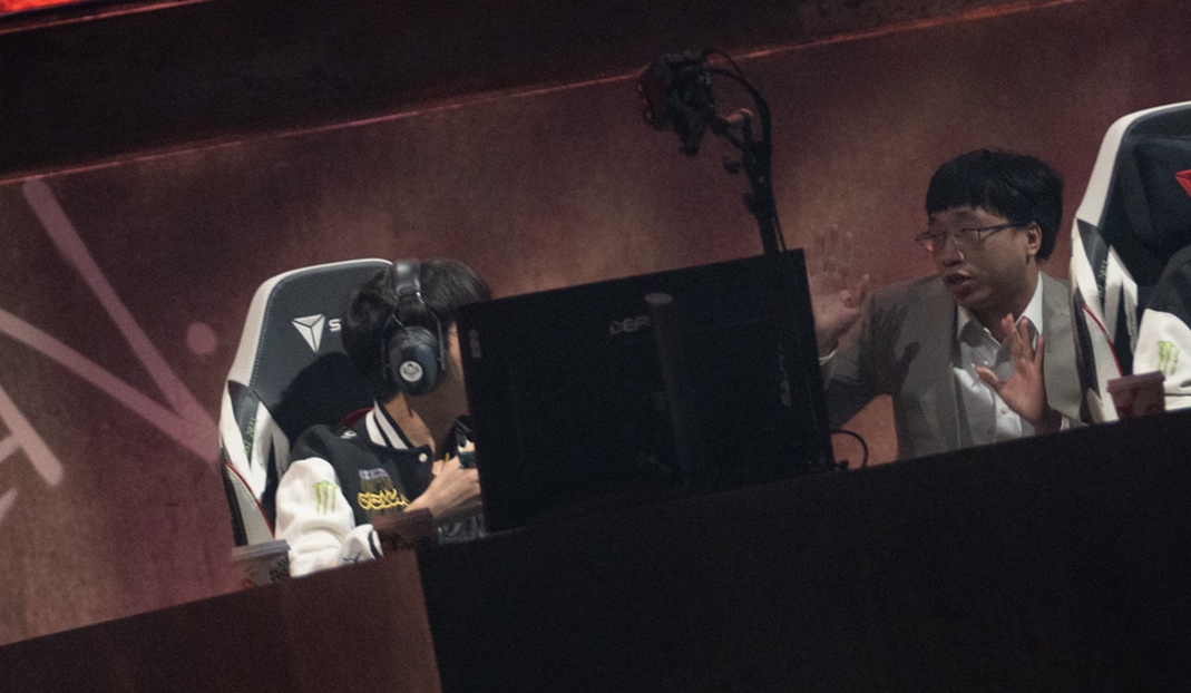 网友趣评Doran看Tabe跑来：内心一惊，差点暴露我了Tabe教练-直播吧