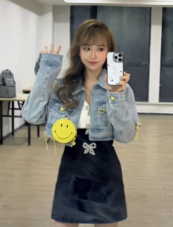 主持BaoBao晒照：520“冒着掉眼泪的风险”-直播吧