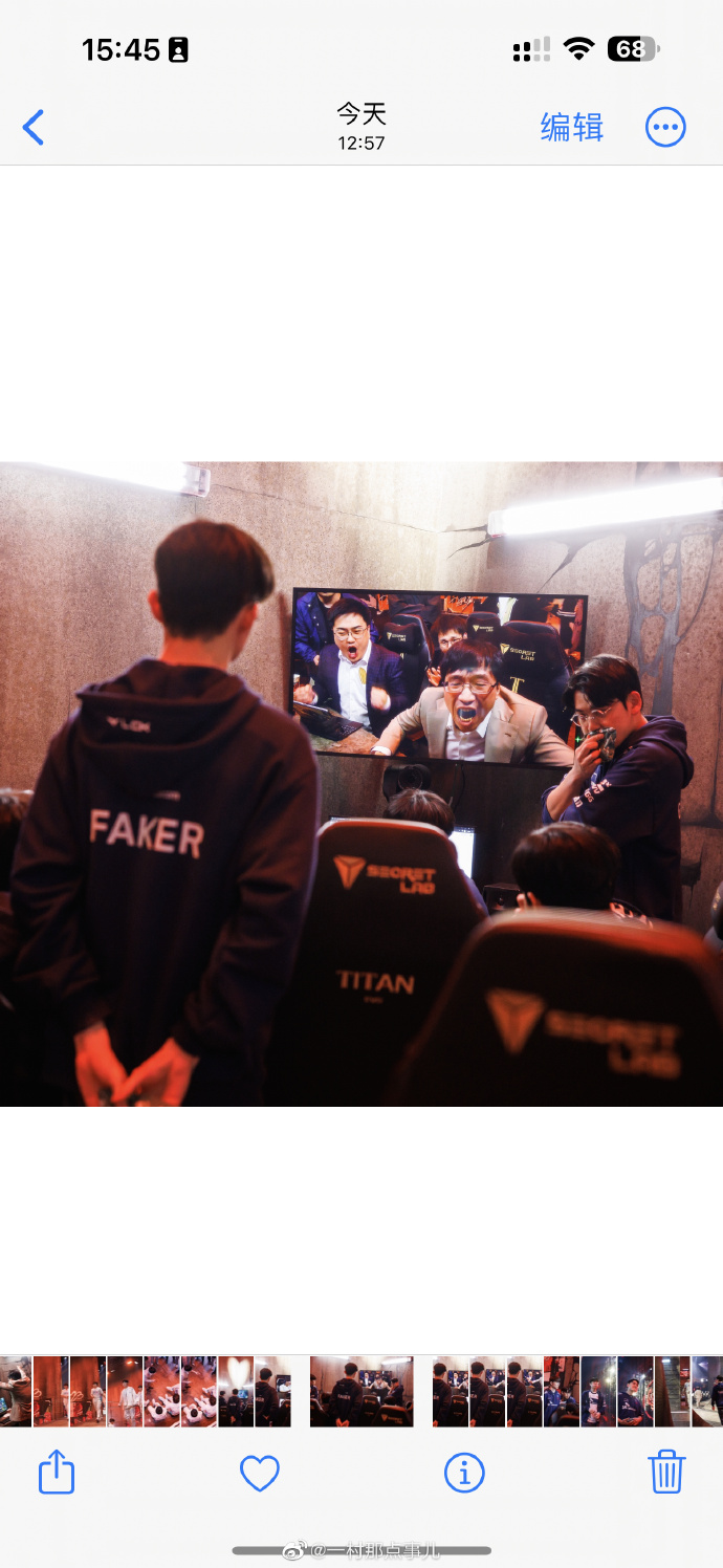 一村晒对比照：去年Tabe看Faker采访，今年Faker看Tabe庆祝-直播吧