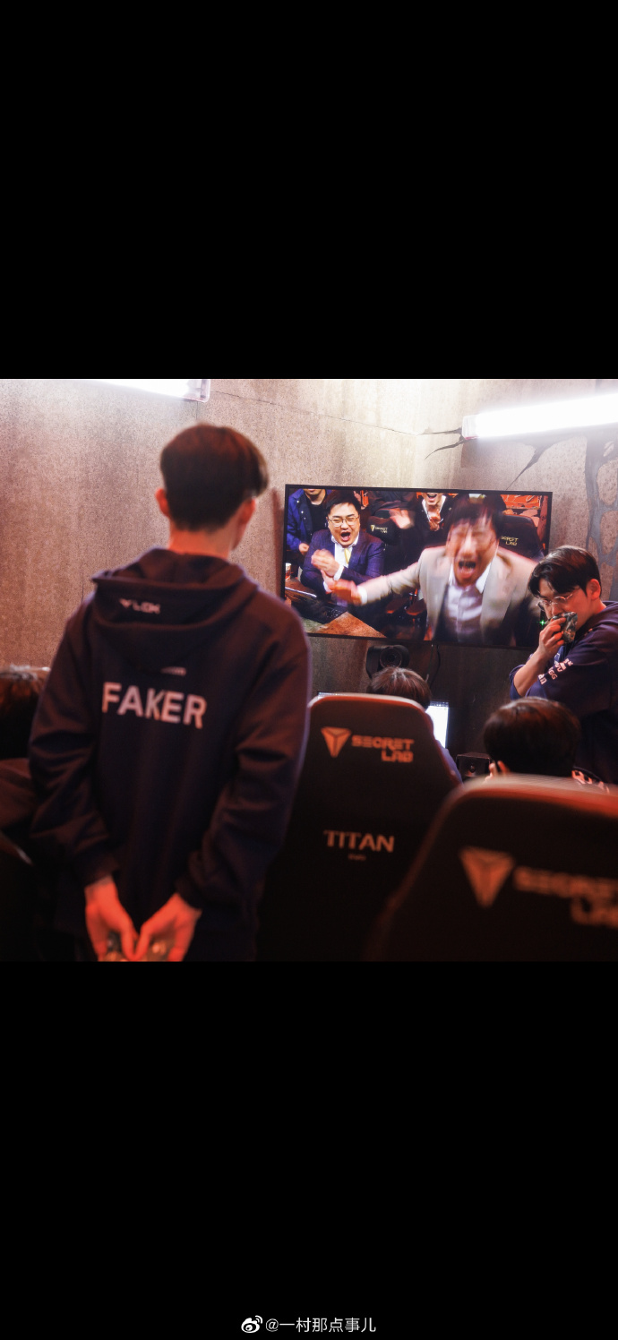 一村晒对比照：去年Tabe看Faker采访，今年Faker看Tabe庆祝-直播吧