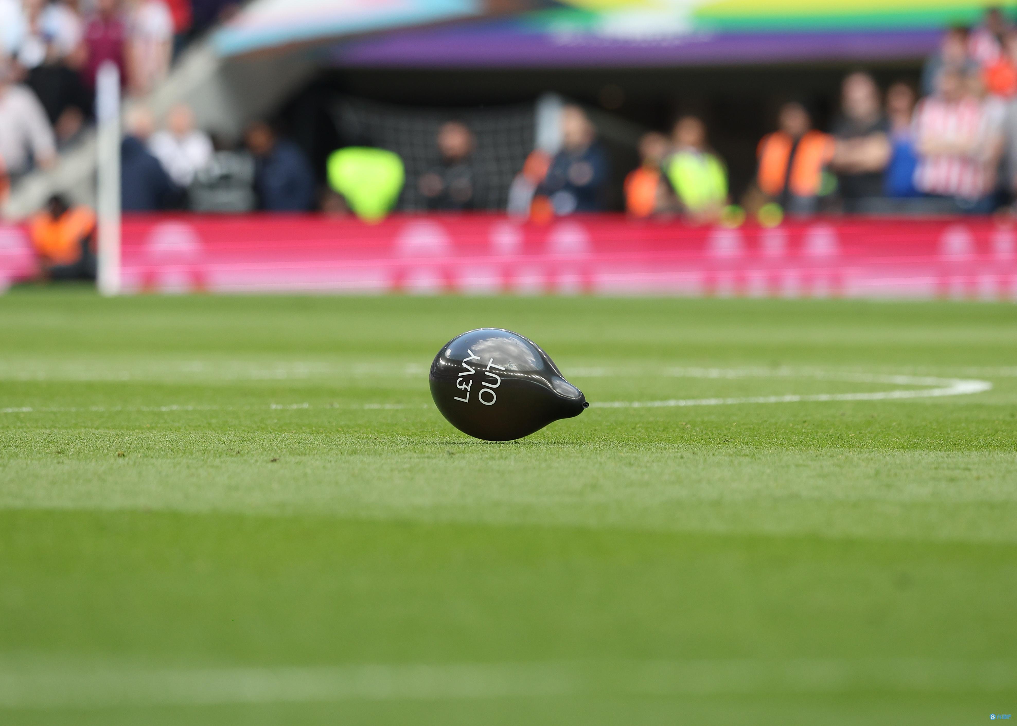 热刺主场出现“列维Out”气球，现场观战的列维妻子安慰丈夫-直播吧