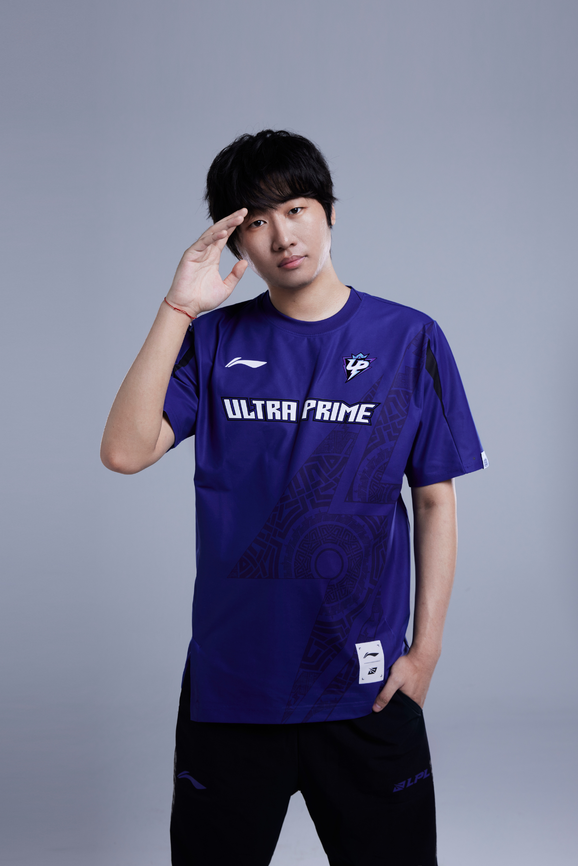 UP分享LPL夏季赛定妆照：Ning王手搓元气弹，蛇蛇自信摆Pose-直播吧