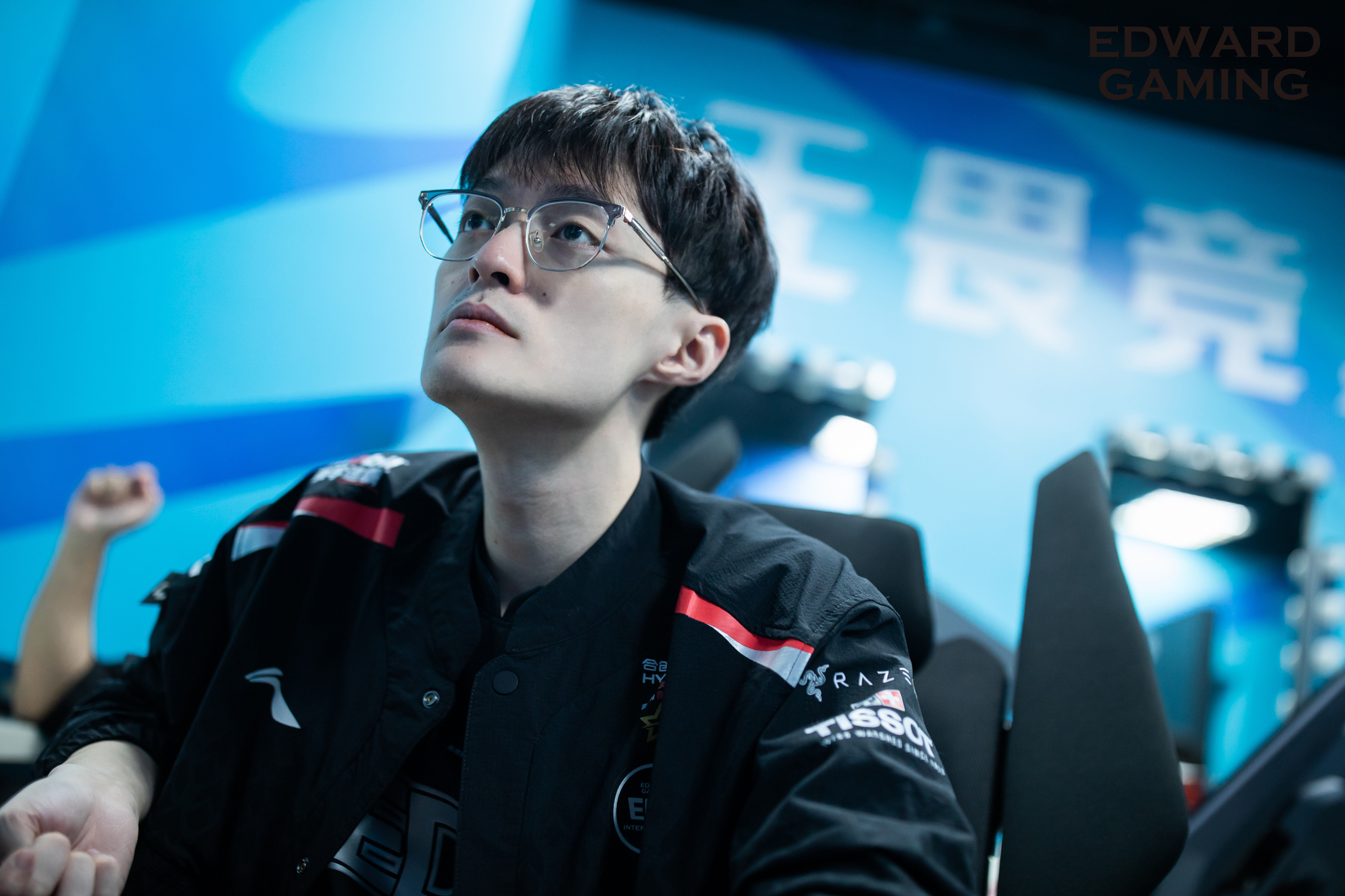 EDG赛前返图：Uzi Meiko Ale在后台并排而坐紧张观赛-直播吧