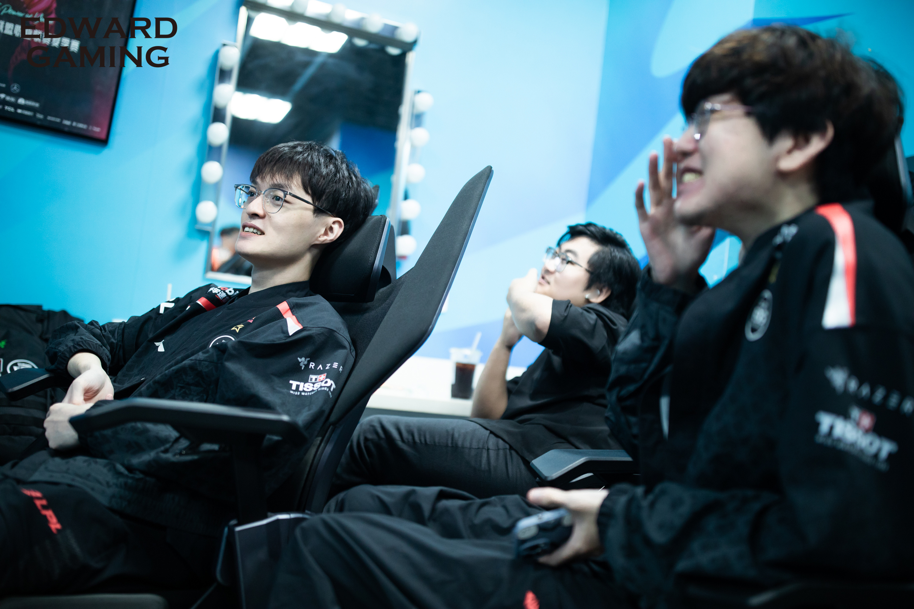 EDG赛前返图：Uzi Meiko Ale在后台并排而坐紧张观赛-直播吧