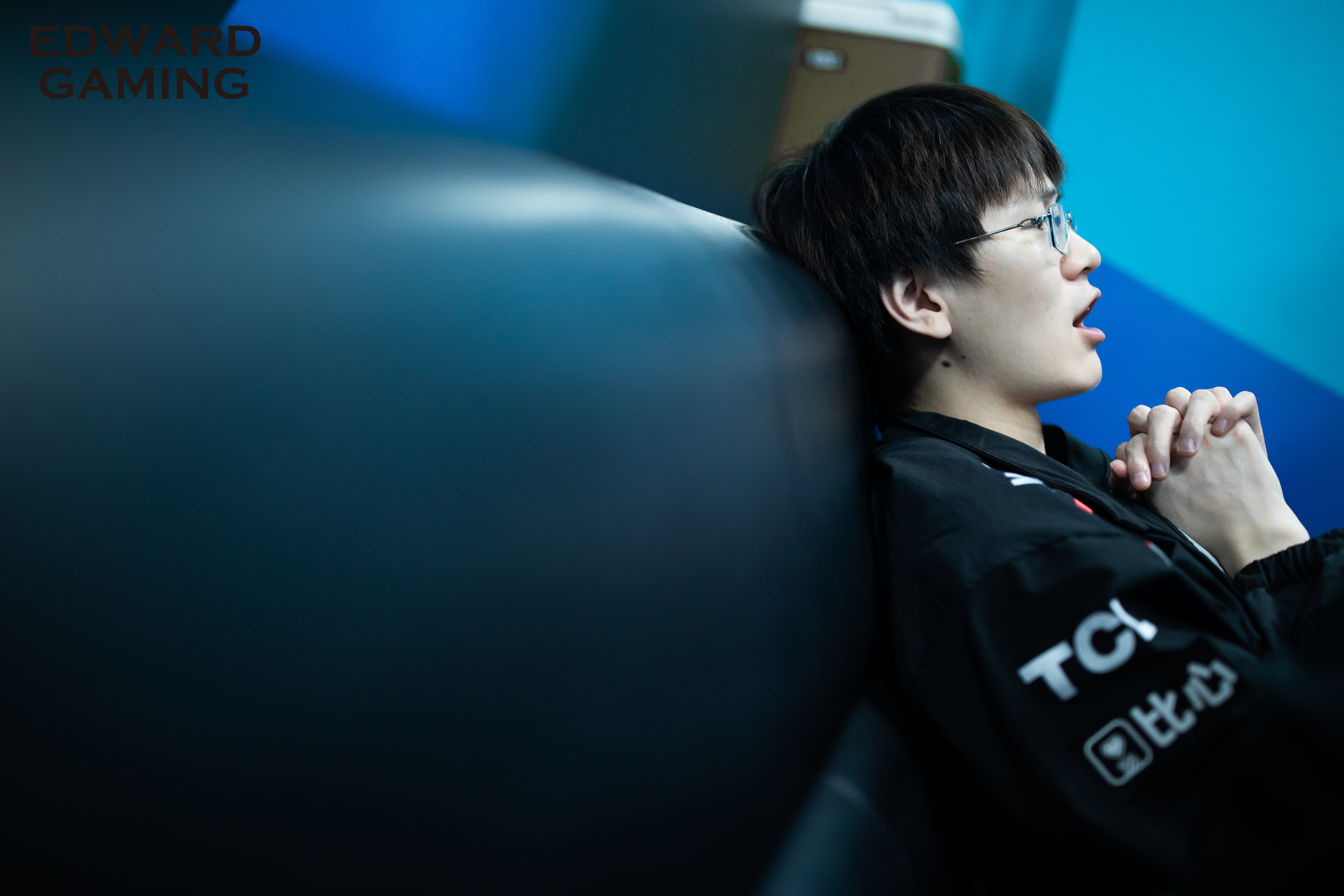 EDG赛前返图：Uzi Meiko Ale在后台并排而坐紧张观赛-直播吧