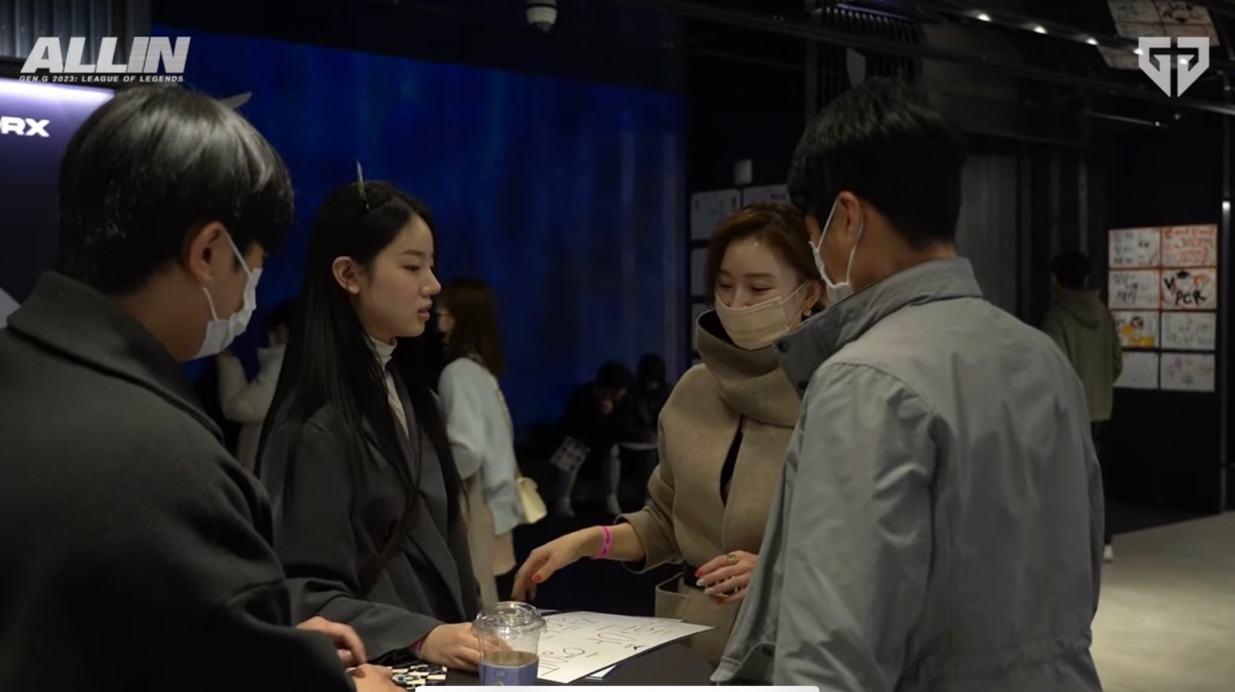 美丽不是罪呀！GEN选手Peyz亲姐姐线下观赛 疯狂躲避镜头-直播吧