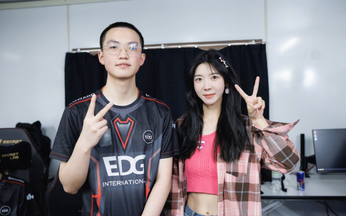 解说小楼晒与EDG选手康康合照：恭喜EDG挺进6强！-直播吧