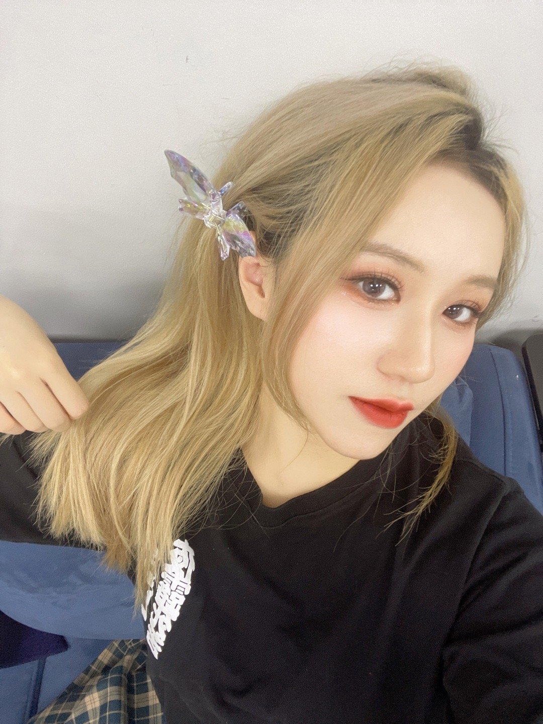LPL解说Suki晒照：OL职业装+金发，蝴蝶发卡很漂亮~-直播吧