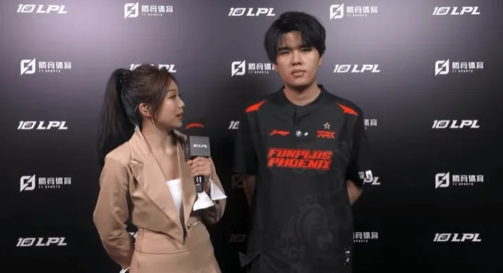 英文采访Lwx：最近队伍在努力减少失误 FPX这300胜场挺不容易的-直播吧