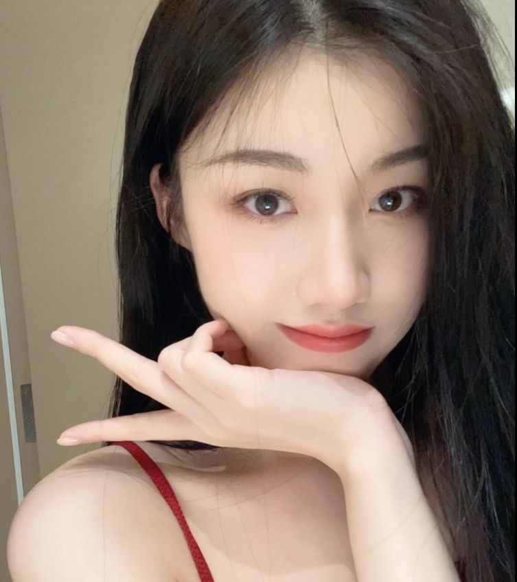 模特果然气质好！Tabe妻子晒照：肤白貌美红色吊带用脸可爱比心-直播吧