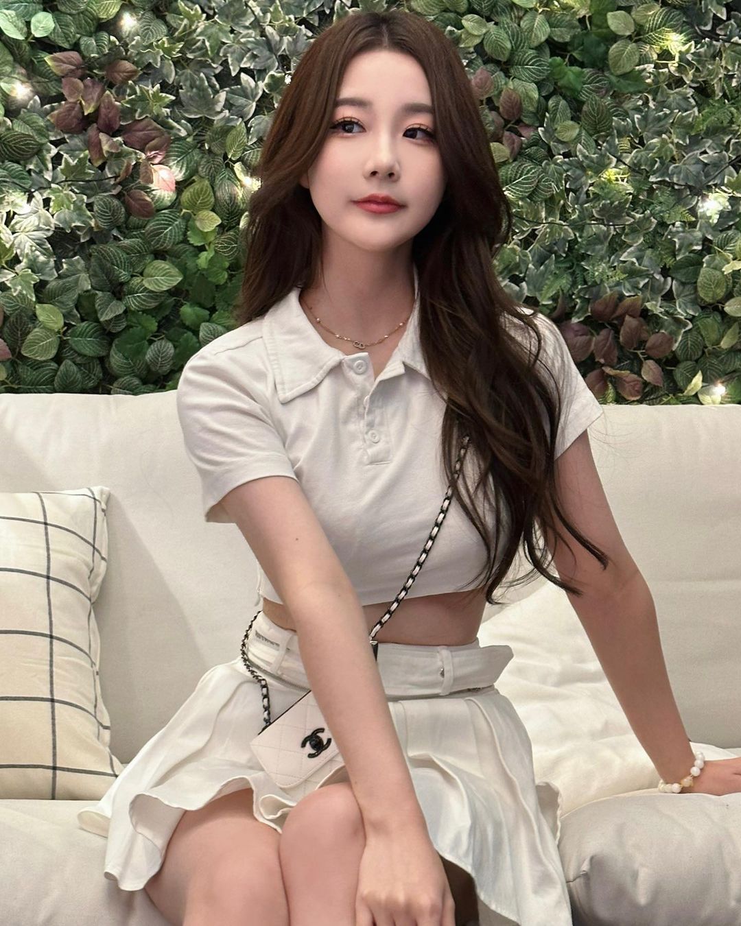 英文解说Kitty晒美照 身着露腰短裙😍粉丝直呼可爱~-直播吧