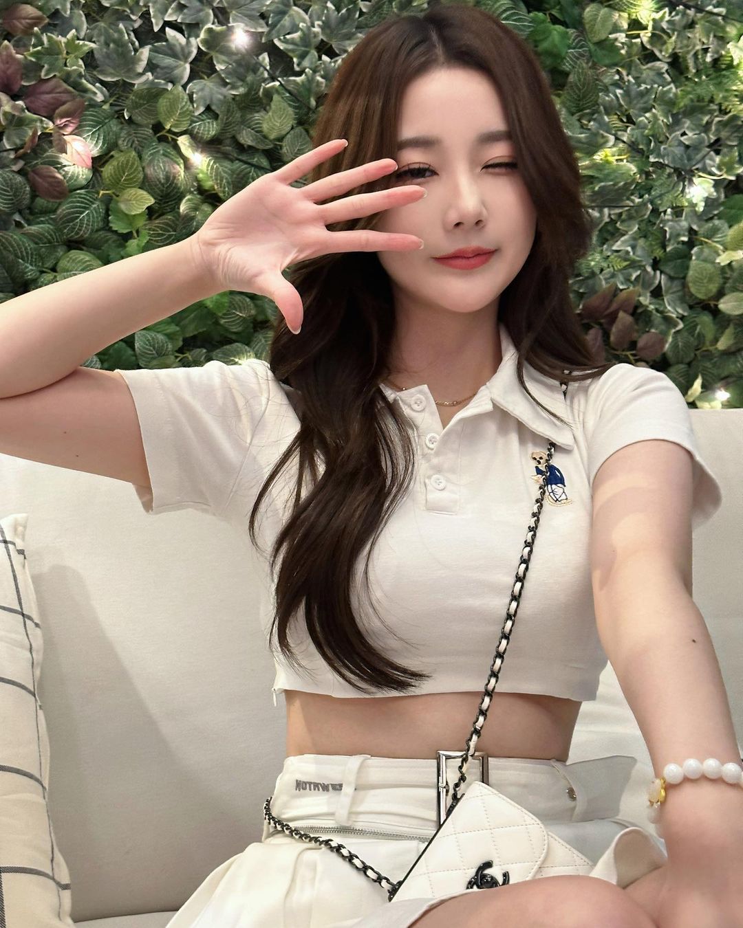 英文解说Kitty晒美照 身着露腰短裙😍粉丝直呼可爱~-直播吧