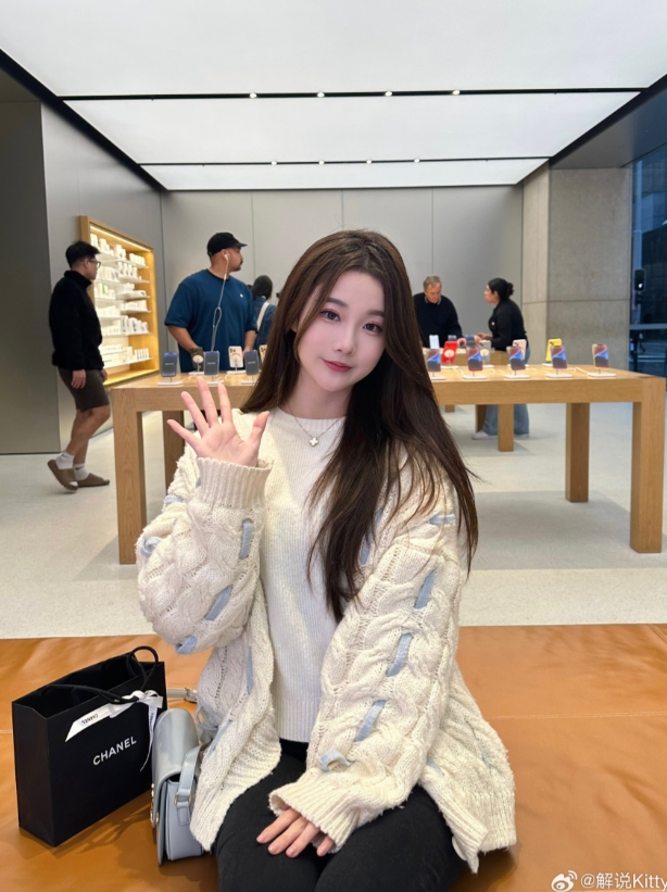 毫无P图痕迹！解说Kitty身着运动吊带背心 毛衣半搭身型撩人-直播吧手机版