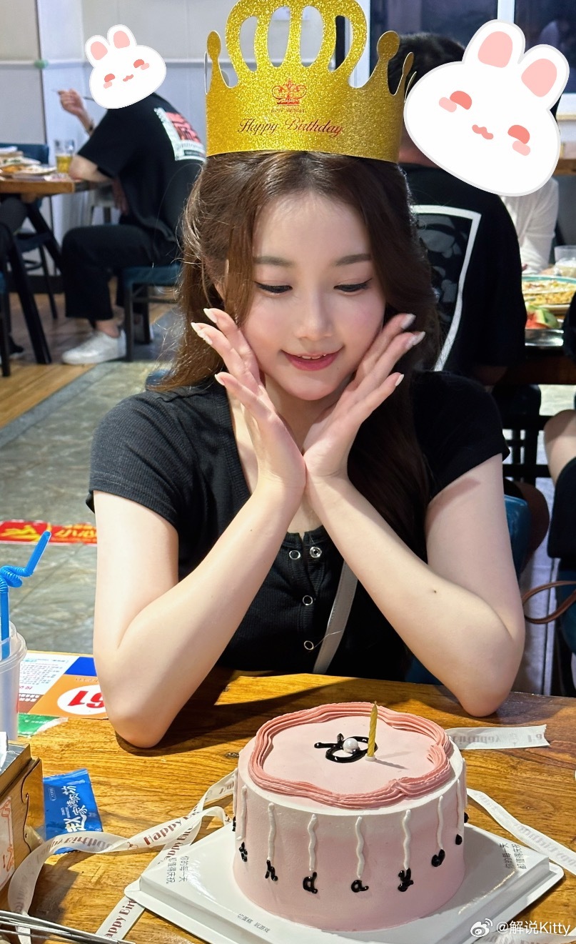 LPL女解说Kitty晒照：又长大一岁啦！祝我生日快乐~-直播吧