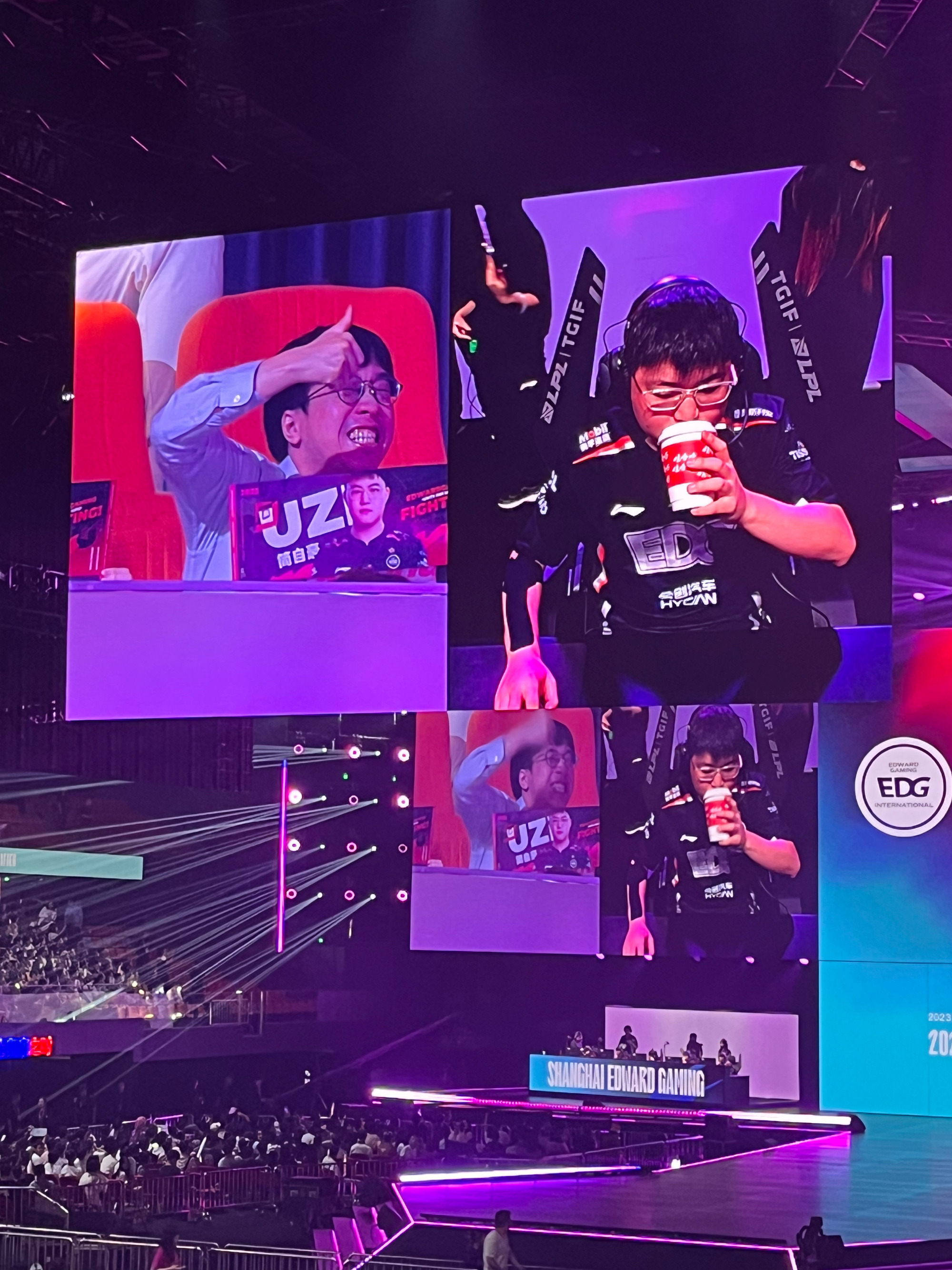 BLG主教练Tabe现场举牌支持Uzi与Xiaohu:曾和Uzi同队,曾执教小虎-直播吧