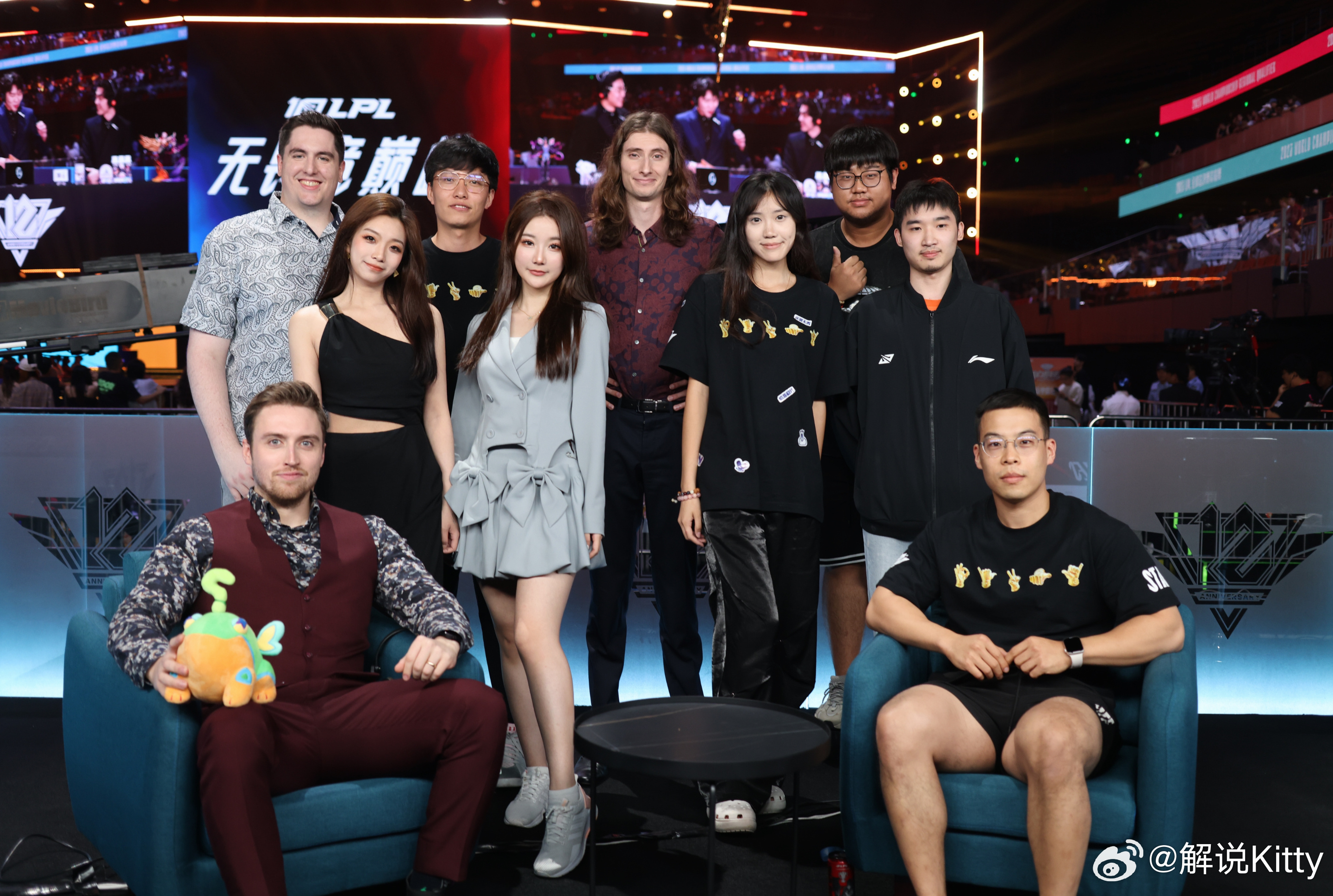 解说Kitty晒照：旗袍上身气质尽显 浓妆淡抹韵味十足呀~-直播吧