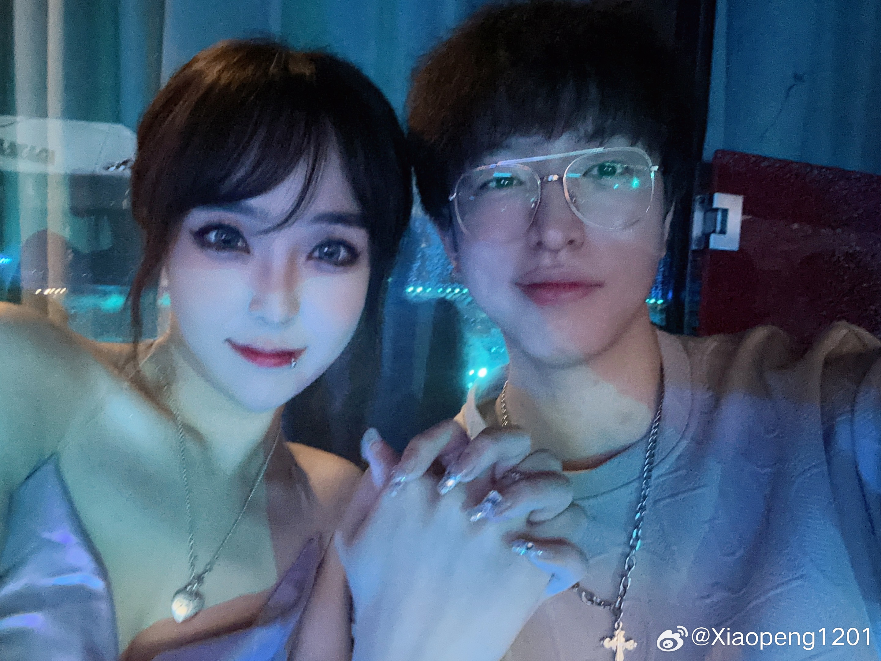 酱紫秀！Xiaopeng晒与女友观看周杰伦巡演返图：二人甜蜜比心-直播吧