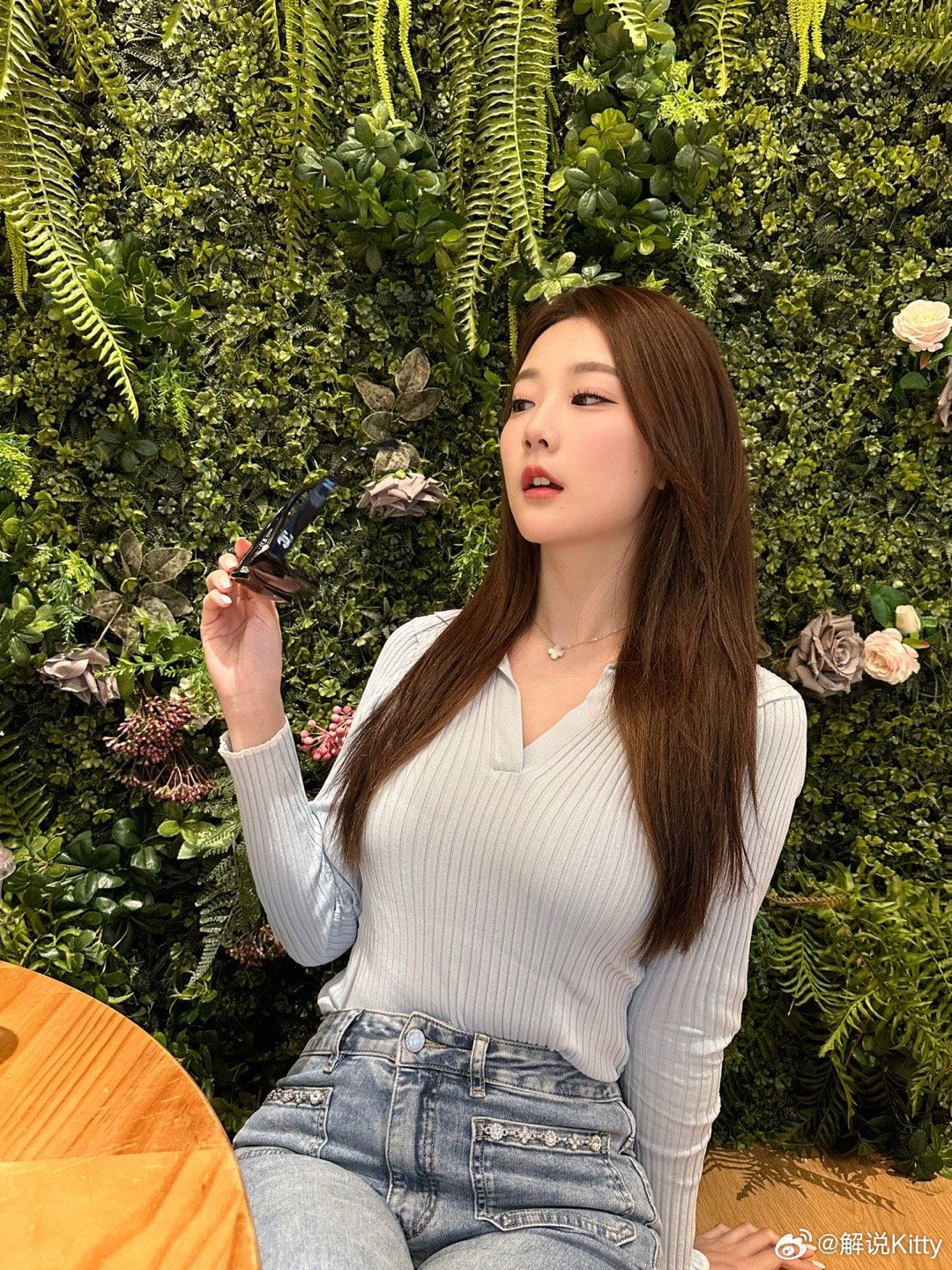 LPL女解说Kitty晒美照：😍要和我一起喝下午茶么？-直播吧