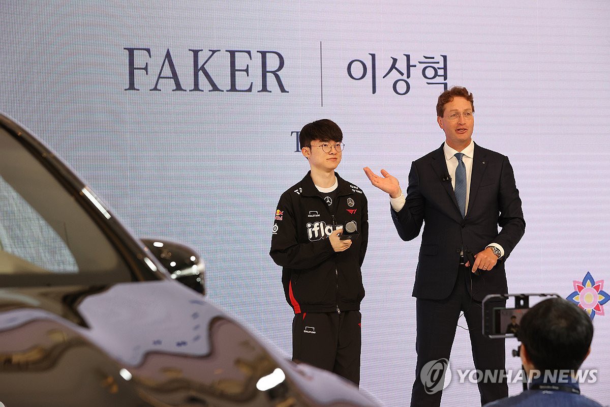 准备再白要一辆车？🤣Faker参与了梅赛德斯奔驰举行的记者会-直播吧