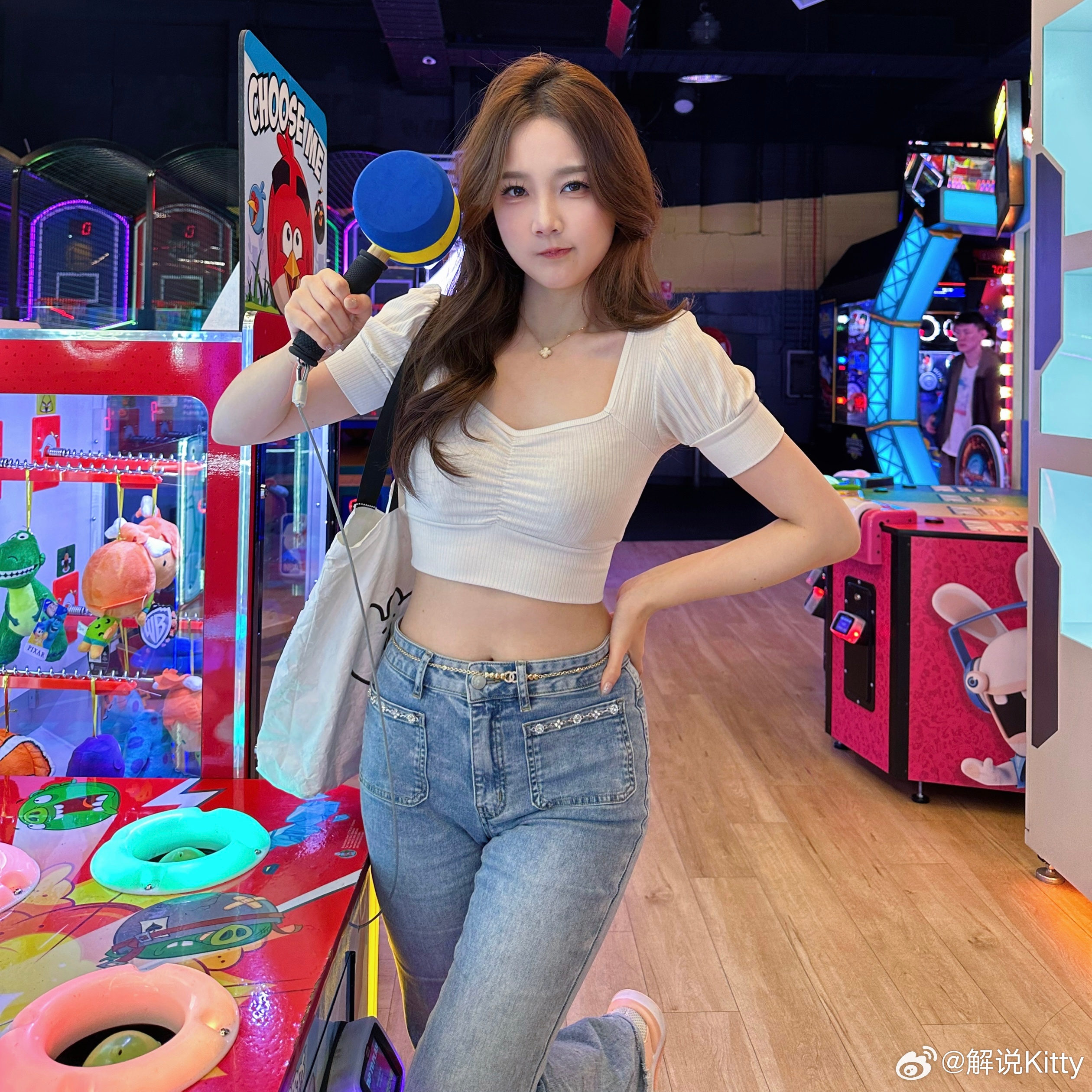想让你载！解说Kitty晒照：清凉夏日常玩电玩城摩托车-直播吧