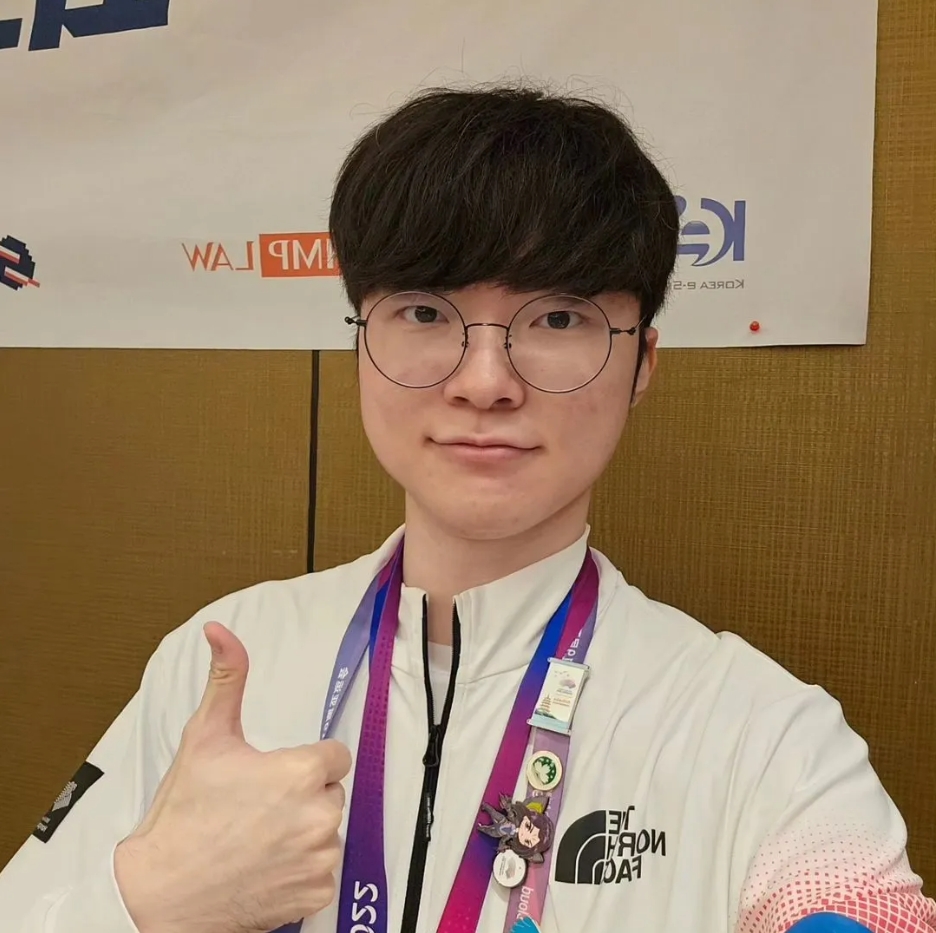 Faker更新金牌自拍照：这是意义非凡的经历和学习过程-直播吧