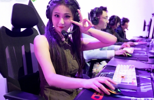 云顶之弈TOC6现场返图：美女主持解说欢聚一堂 柯洁表演赛异常认真-直播吧