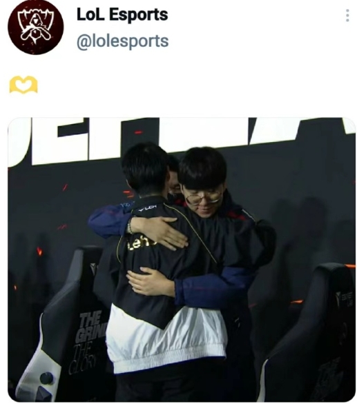 LOL赛事官推晒Ruler暖心拥抱前队友Lehends：下路兄弟情-直播吧
