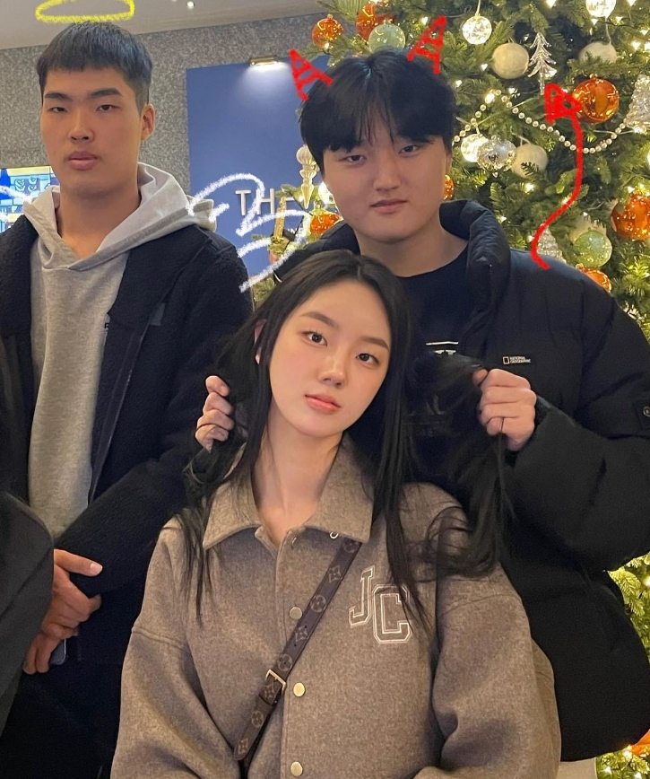 Peyz姐姐更新ins：和家人在一起的Peyz～-直播吧