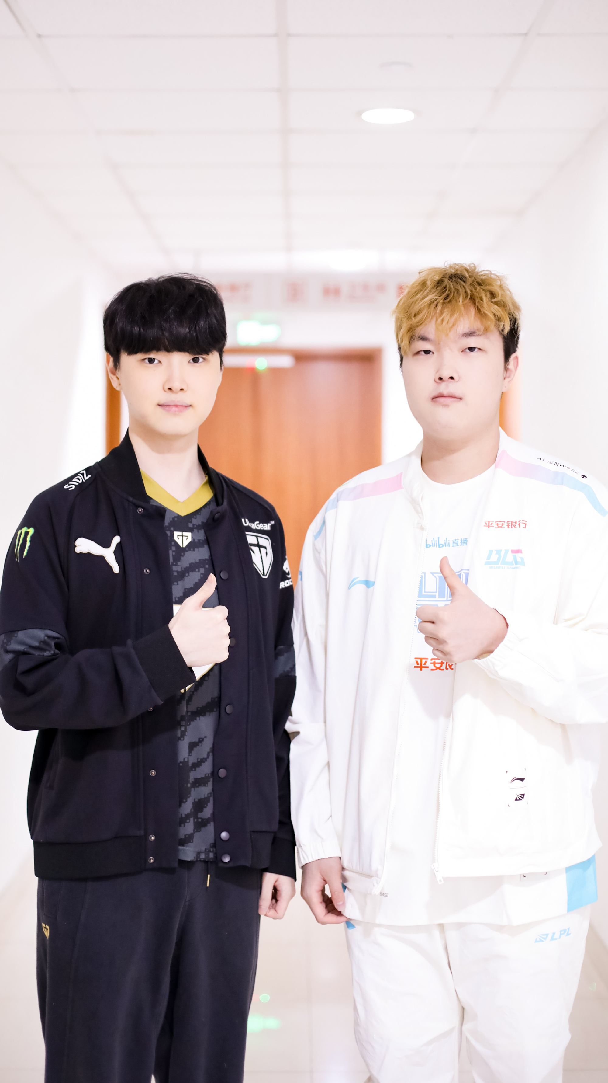 BLG俱乐部分享Bin哥与Chovy合照：“上路已集合，准备1v1”-直播吧