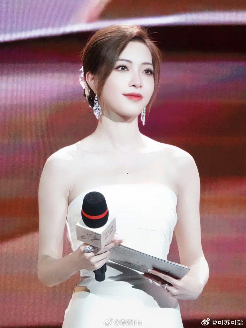 LPL女主持人希然分享出席LPL全明星美照：那一瞬 我看到了天使-直播吧