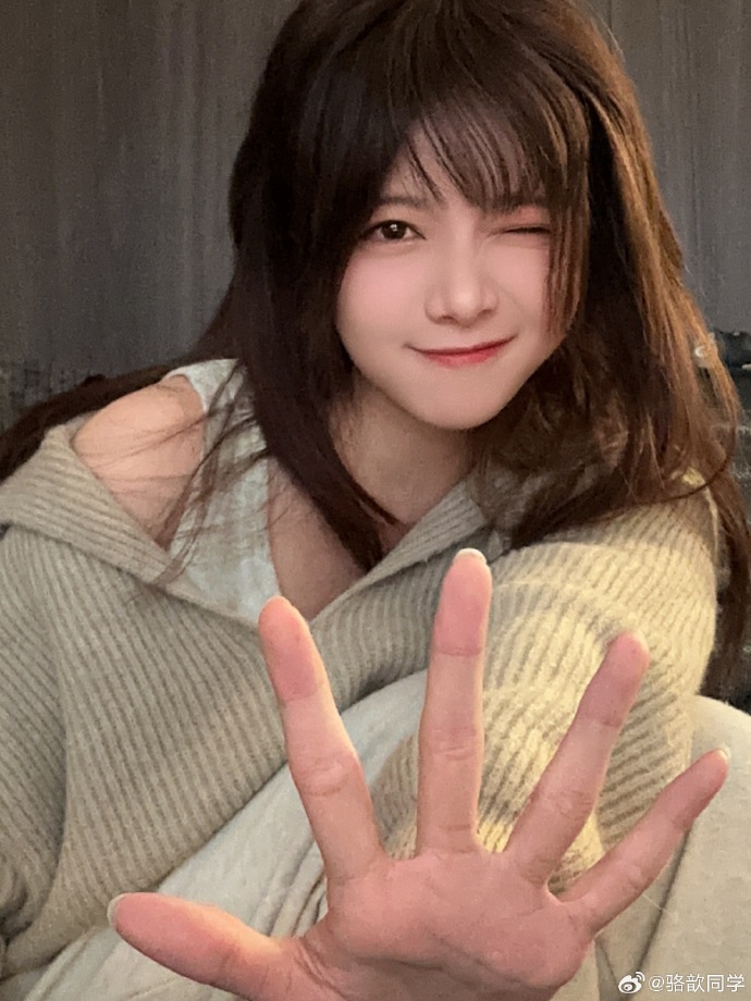 主持人骆歆晒照：老肩巨滑清纯系自拍 逼出可爱pose嘟嘴-直播吧