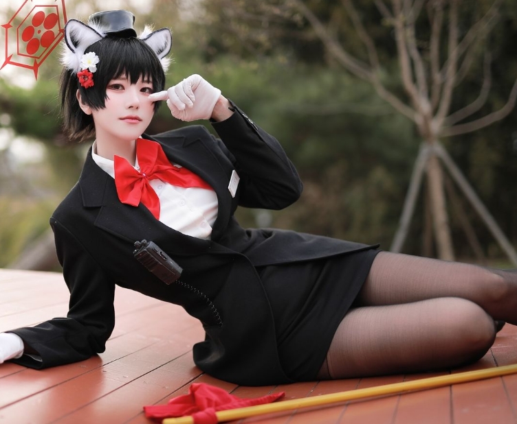 Faker顶级女粉近期COS照：这黑丝大长腿，李哥看了都点赞！-直播吧