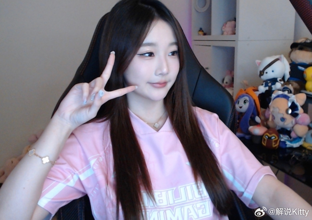 前LPL英文流解说Kitty分享照片：二路解说LPL春决，身着BLG粉色队服-直播吧