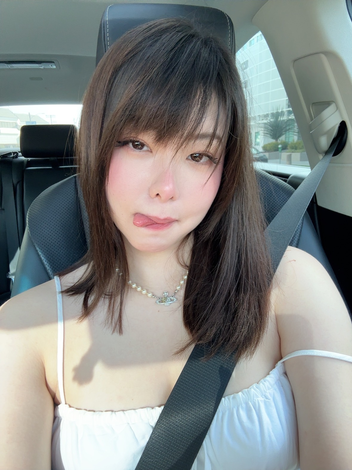 吐舌头干嘛😳Mayumin晒照祝大家元旦快乐：新年快乐2025！-直播吧