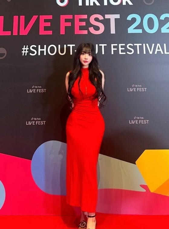 Faker你真不动心吗？知名网红游戏主播Mio连连点赞李哥ins 身材爆表不敢多看-直播吧