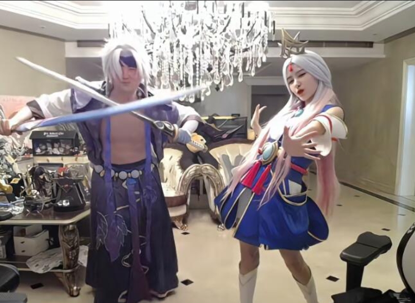 Rita看到姿态胸肌腹肌真馋了！？Rita在姿态家Cos灵魂莲华艾希疯狂摆Pose-直播吧