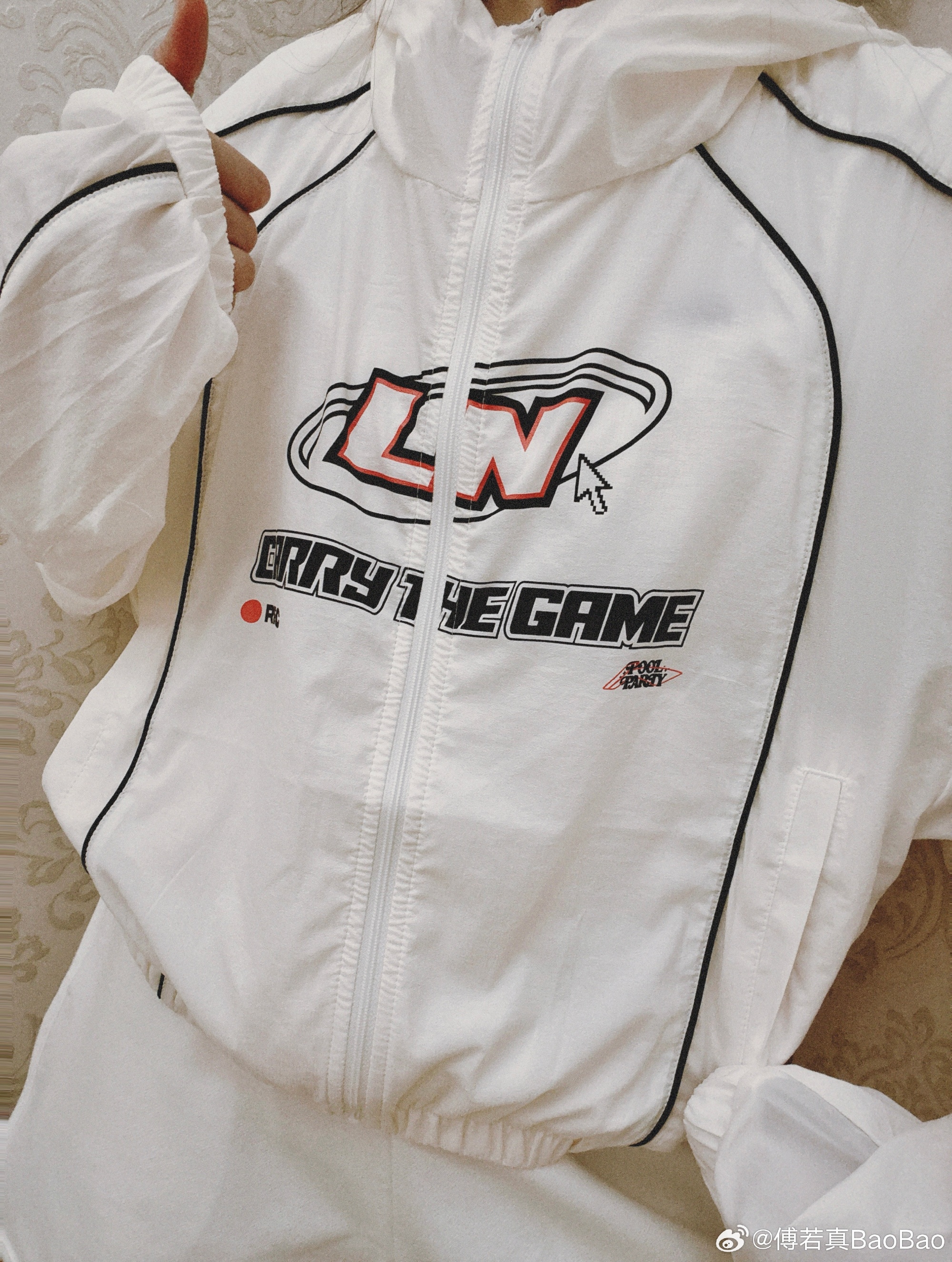 LPL女主持人Baobao晒照：MSI开赛倒计时~穿上小魄罗给LPL打call~-直播吧