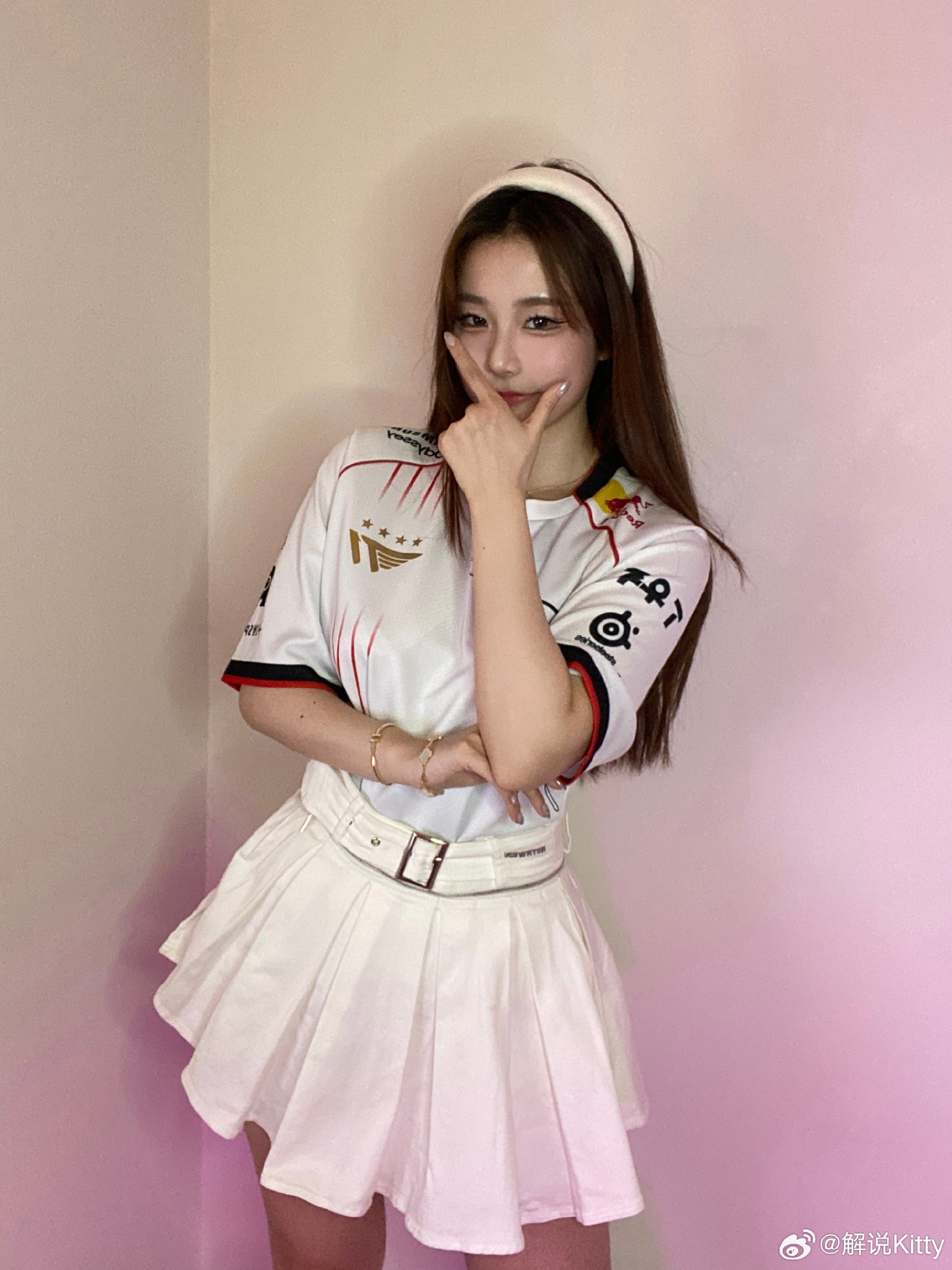 美女解说Kitty晒出身着T1、G2和BLG三家队服照：好兄弟穿搭😻-直播吧